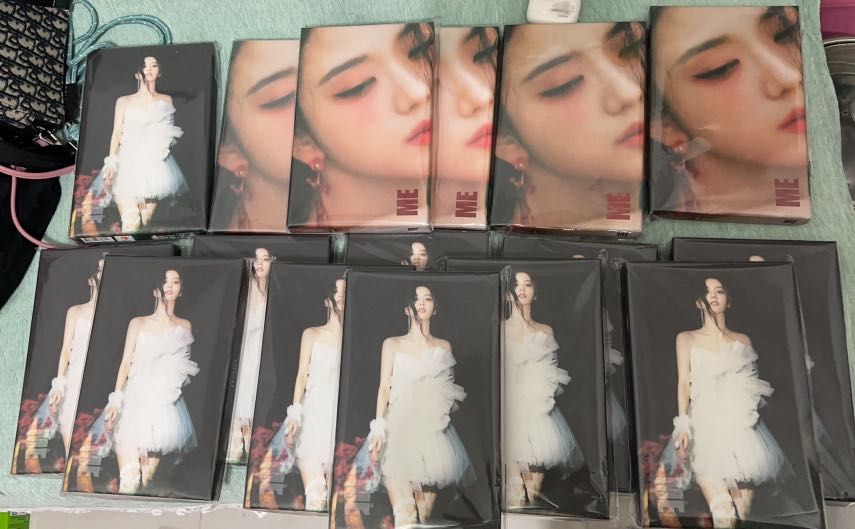 blackpink jisoo solo album, 興趣及遊戲, 收藏品及紀念品, 韓流 - Carousell