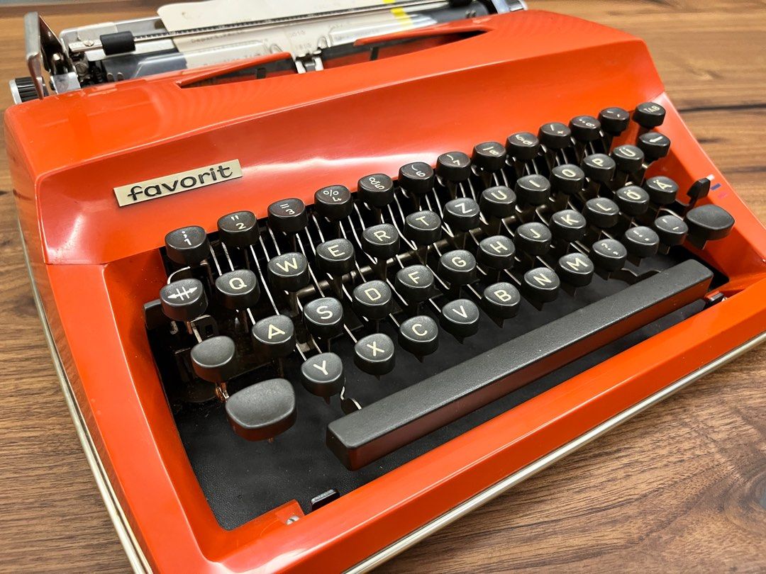 Vintage Favorit Typewriter in Orange, Hobbies & Toys, Memorabilia ...