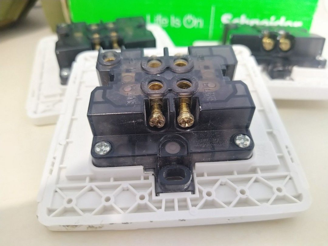 20A Schneider Double Pole Switch with LED 燈曲架掣, 家庭電器, 其他家庭電器 - Carousell