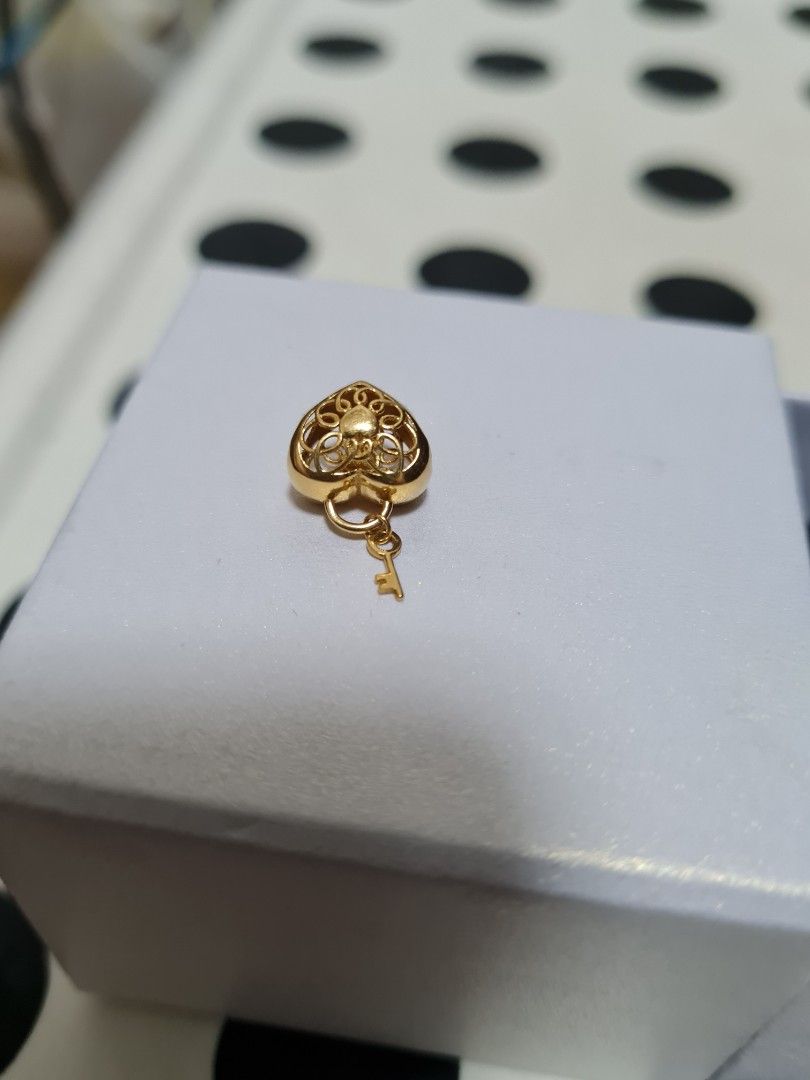 916 gold Love lock pandora charm 1.03g, Women's Fashion, Jewelry ...