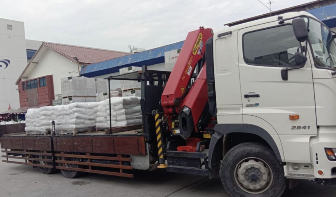 Crane lorry transport / crane lorry service / Crane truck transport / heavy equipment ...