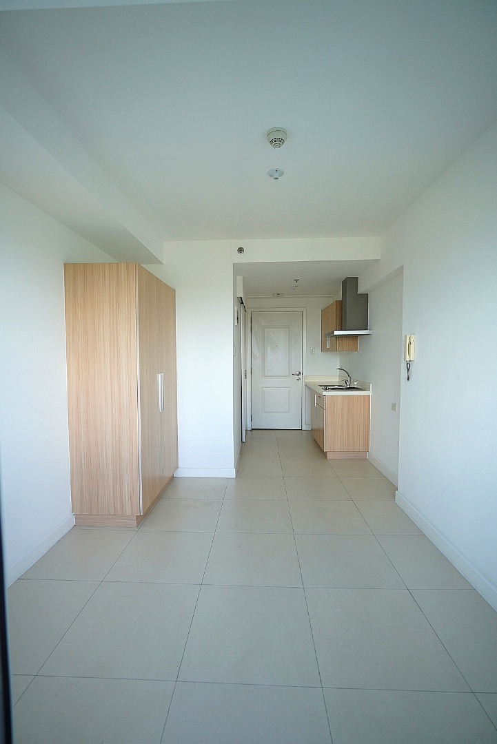 COMM15XXRW-SALE For Sale Studio Unit Bare Type with Balcony in The ...