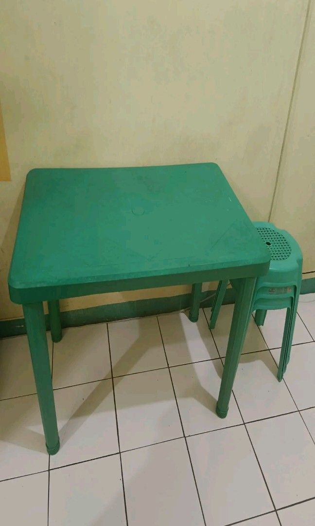 Plastic table with 3 chair on Carousell