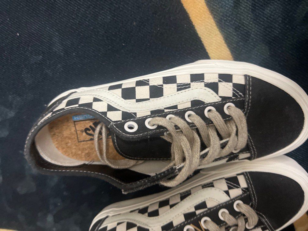 Kasut vans, Women's Fashion, Footwear, Sneakers on Carousell