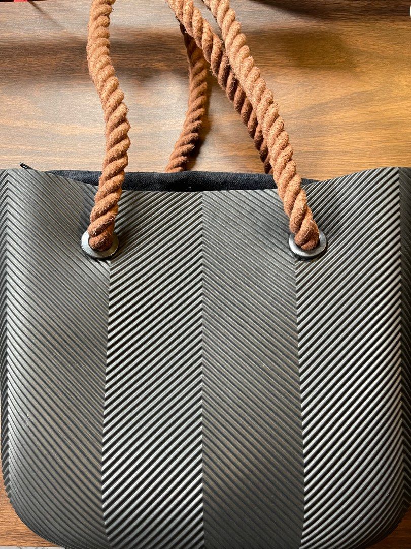 VIAJECITO Herringbone Midi Tote (Limited Edition), Women's Fashion ...