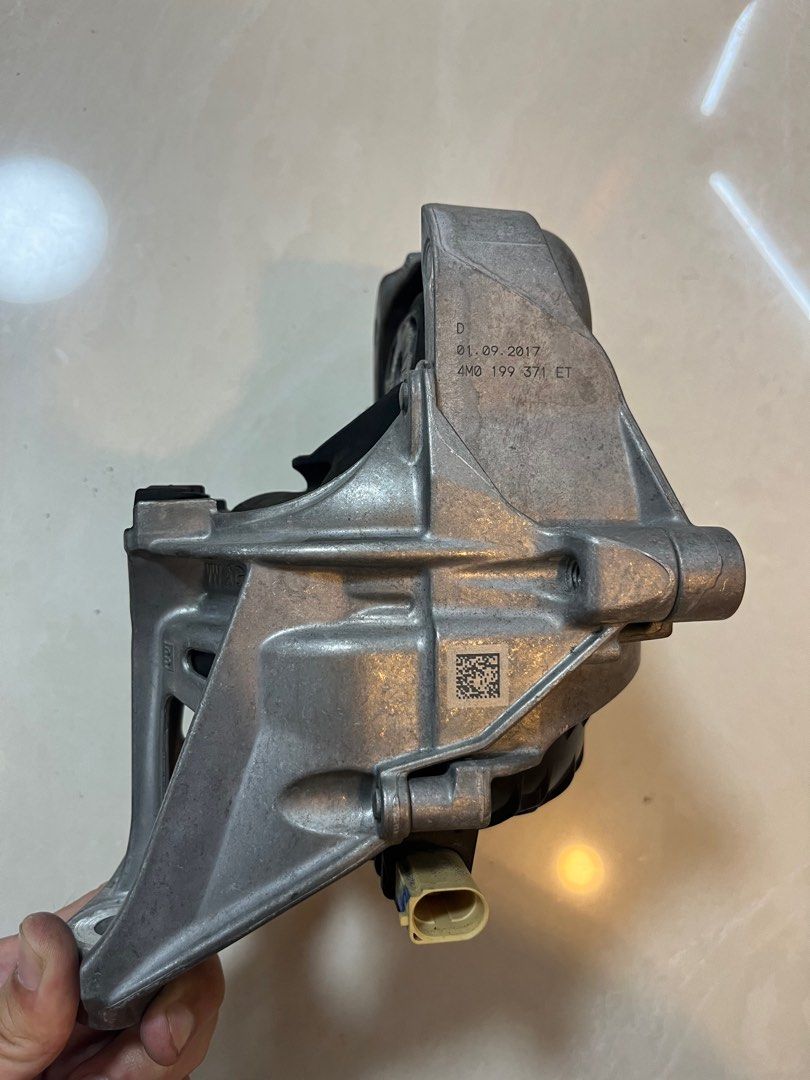 Audi Q7 2.0TFSI Quattro engine mount, Car Accessories, Accessories on ...