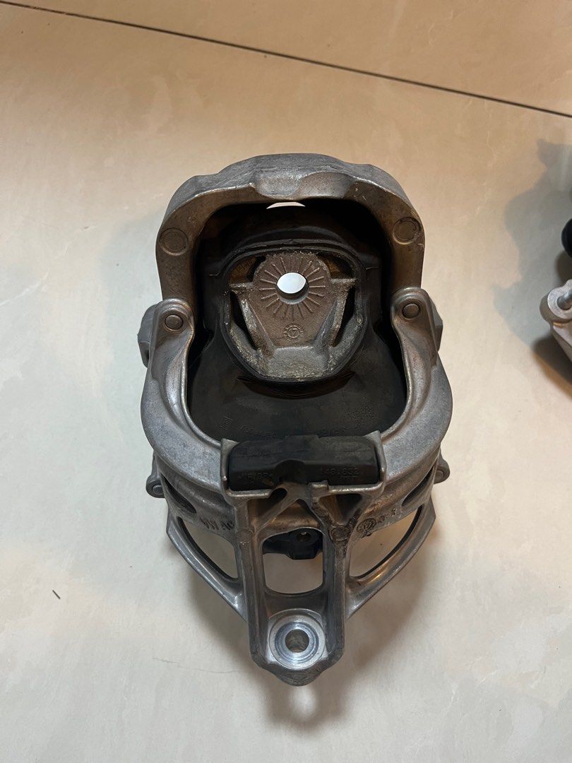 Audi Q7 2.0TFSI Quattro engine mount, Car Accessories, Accessories on ...