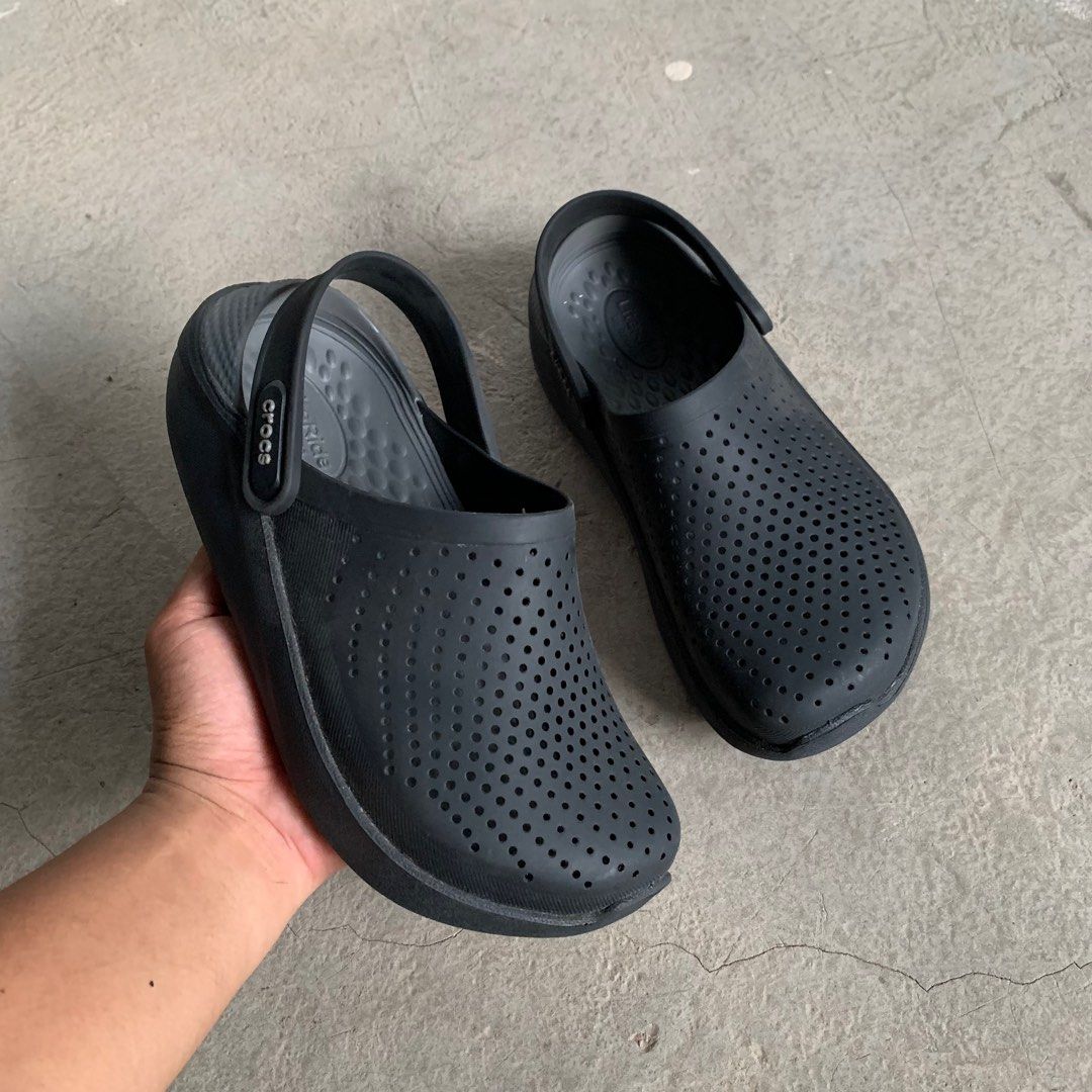 Crocs ultra ride black, Fesyen Wanita, Sepatu di Carousell