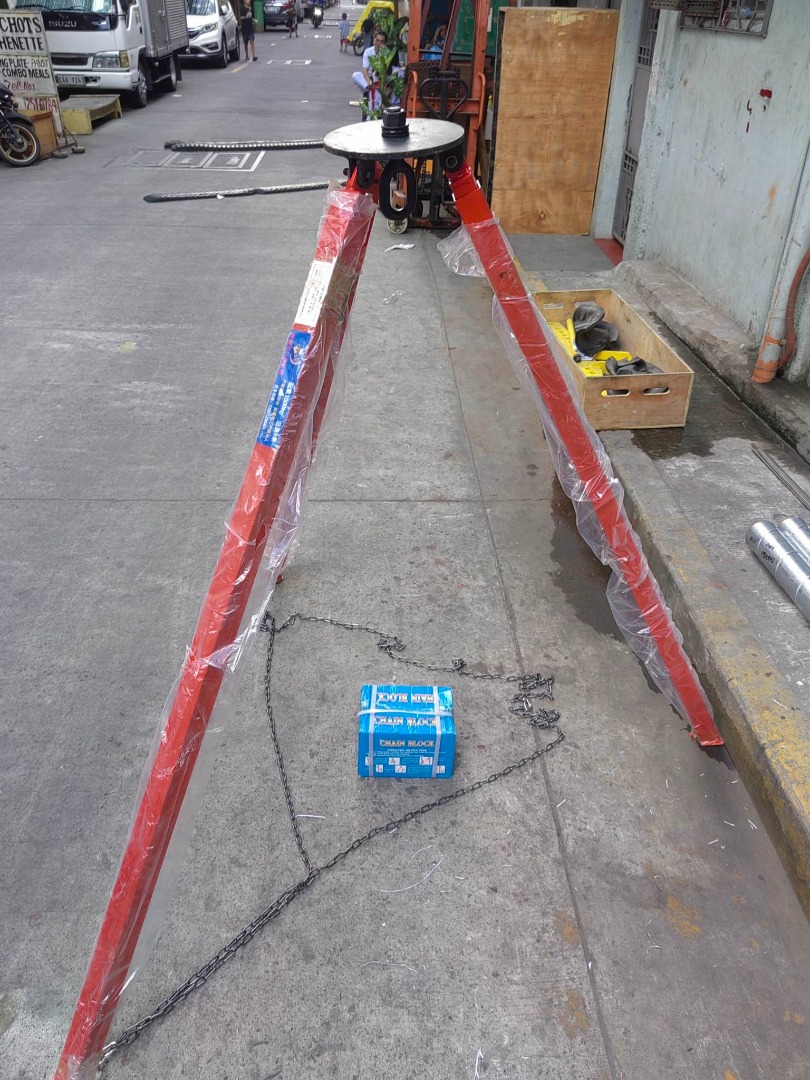 Lifting Tripod with Chain Block, Commercial & Industrial, Construction ...