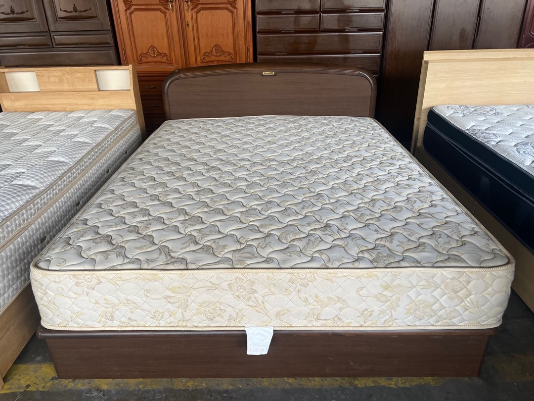 SIMMONS QUEEN SIZE SOLID WOOD BED FRAME WITH 9” quilted matress ...