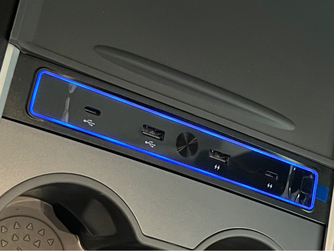 Tesla Model Y 分插擴充 USB Type C充電頭, 汽車配件, 電子配件 - Carousell