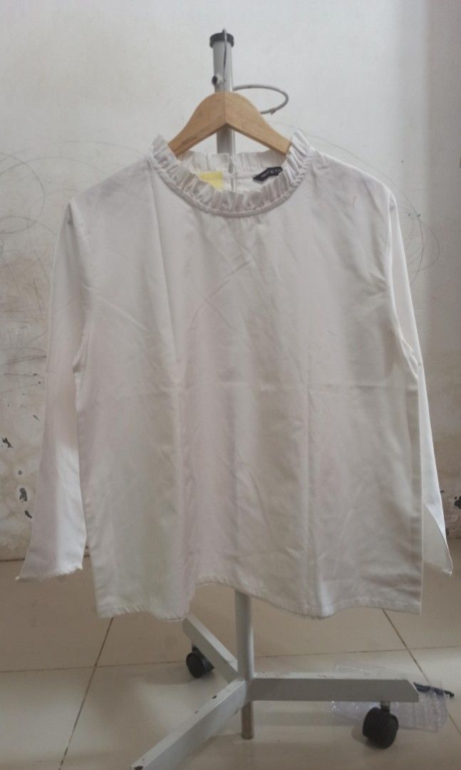 #34 Trick N Tricky Blouse Putih Leher Rempel, Fesyen Wanita, Pakaian ...