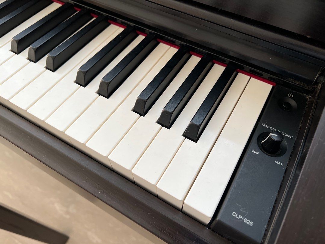 Yamaha Clavinova CLP 625 piano with bench, Hobbies & Toys, Music & Media, Musical Instruments on ...