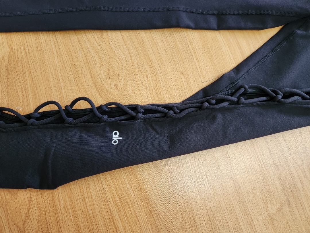 Alo Yoga wear, Women's Fashion, Activewear on Carousell