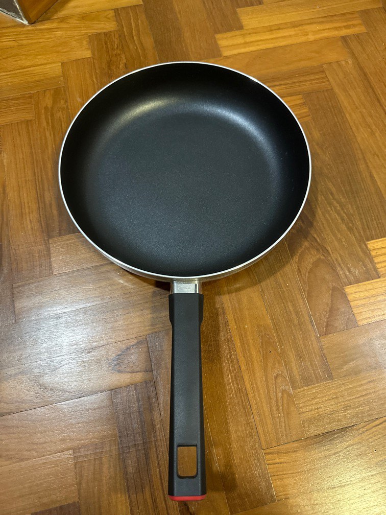 ASD - 22 inch frying Pan, Furniture & Home Living, Kitchenware ...