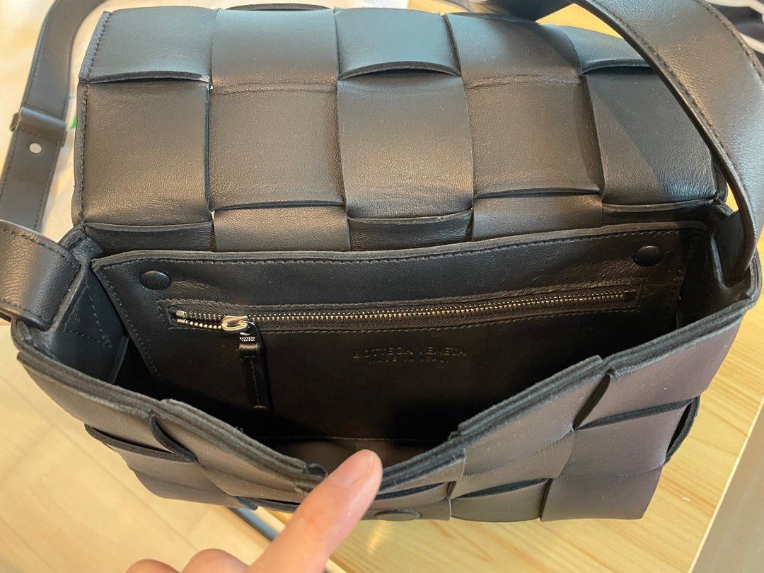 Bottega veneta BV cassette bag black, 名牌, 手袋及銀包 - Carousell
