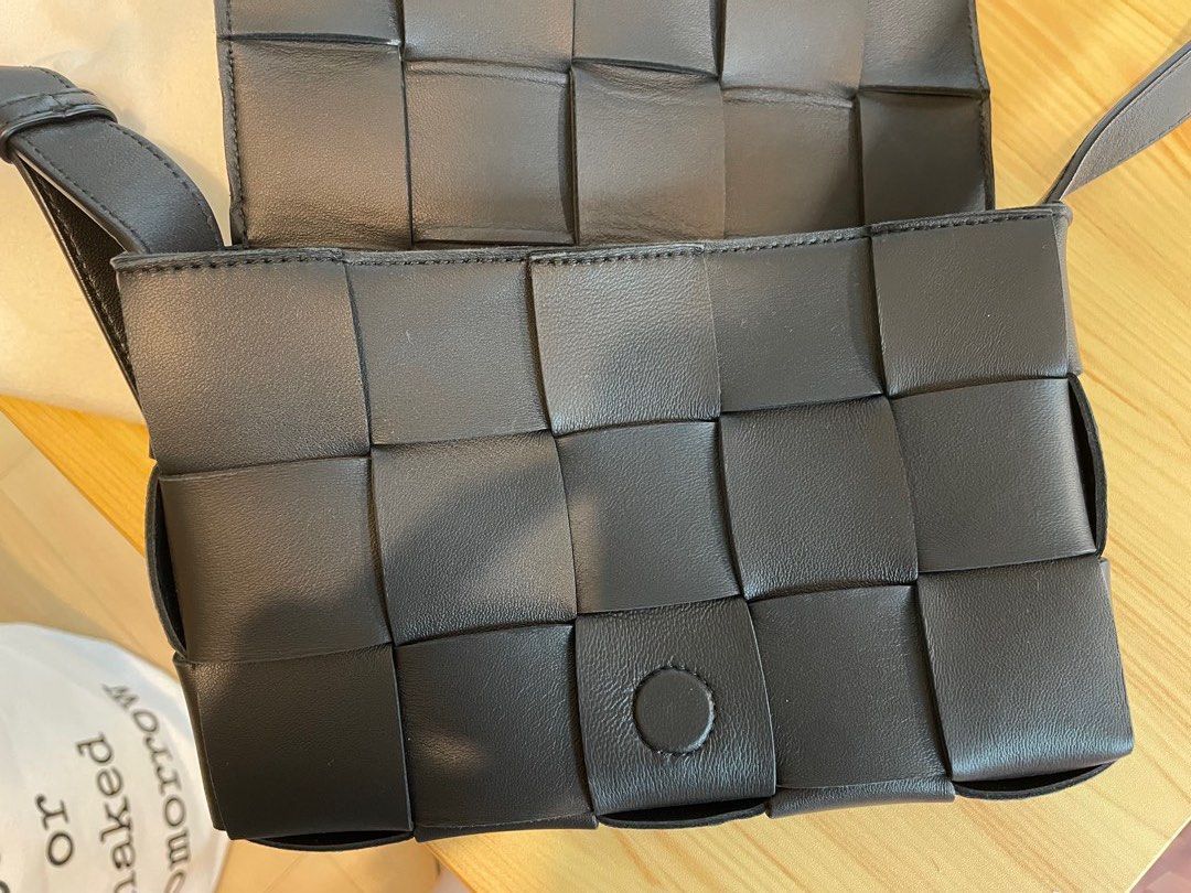 Bottega veneta BV cassette bag black, 名牌, 手袋及銀包 - Carousell
