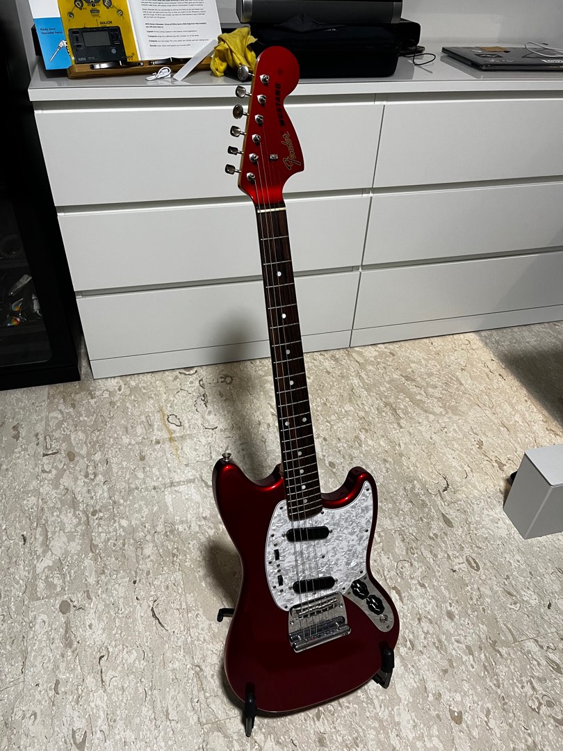 Fender Mustang Electric Guitar with Matching Headstock, Hobbies & Toys ...