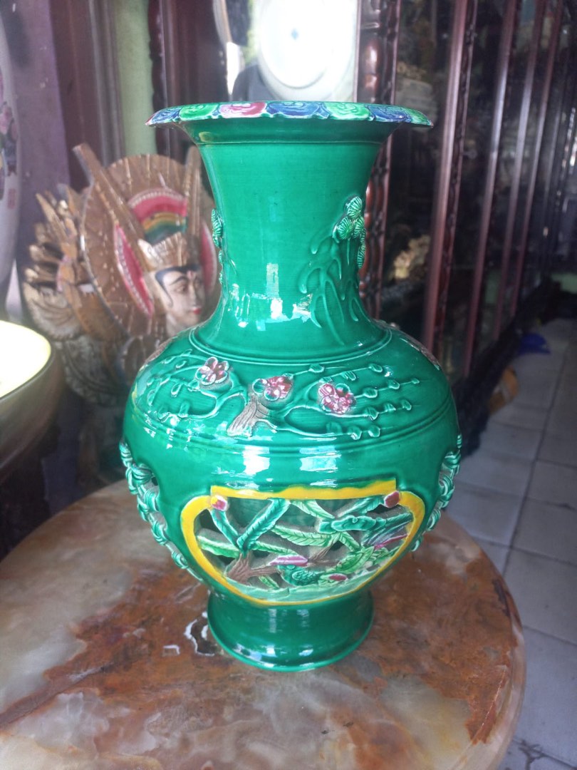 Guci cantik green, Antik, Pajangan di Carousell
