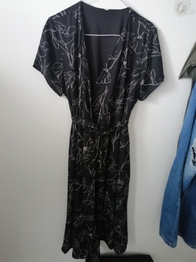 new not worn before Black Floral Dress Midi, Women's Fashion, Dresses ...