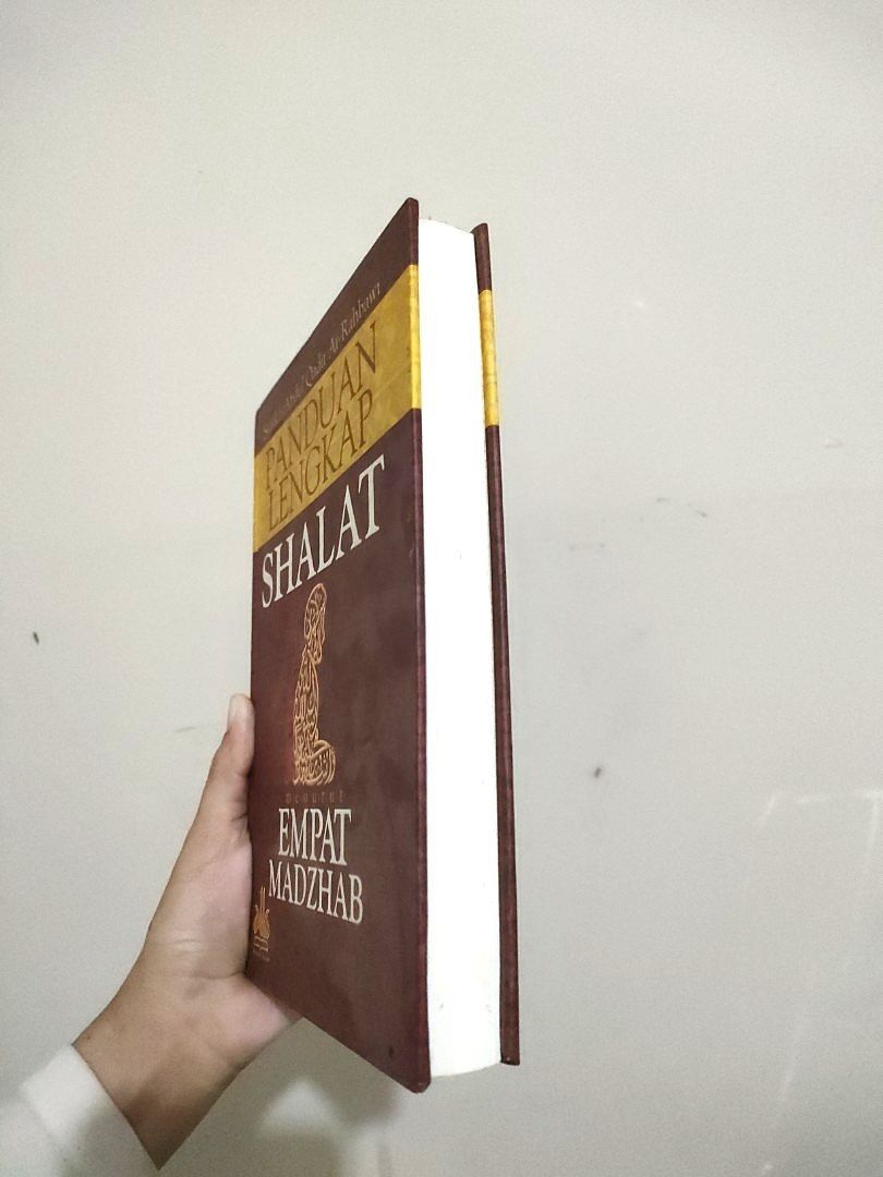 Panduan Lengkap Shalat Menurut 4 Madzhab, Buku & Alat Tulis, Buku di Carousell