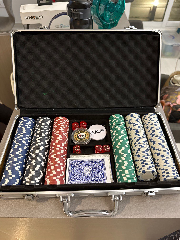 Poker set, Hobbies & Toys, Toys & Games on Carousell