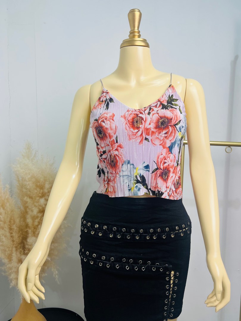 Sleeveless hanging, Women's Fashion, Tops, Sleeveless on Carousell