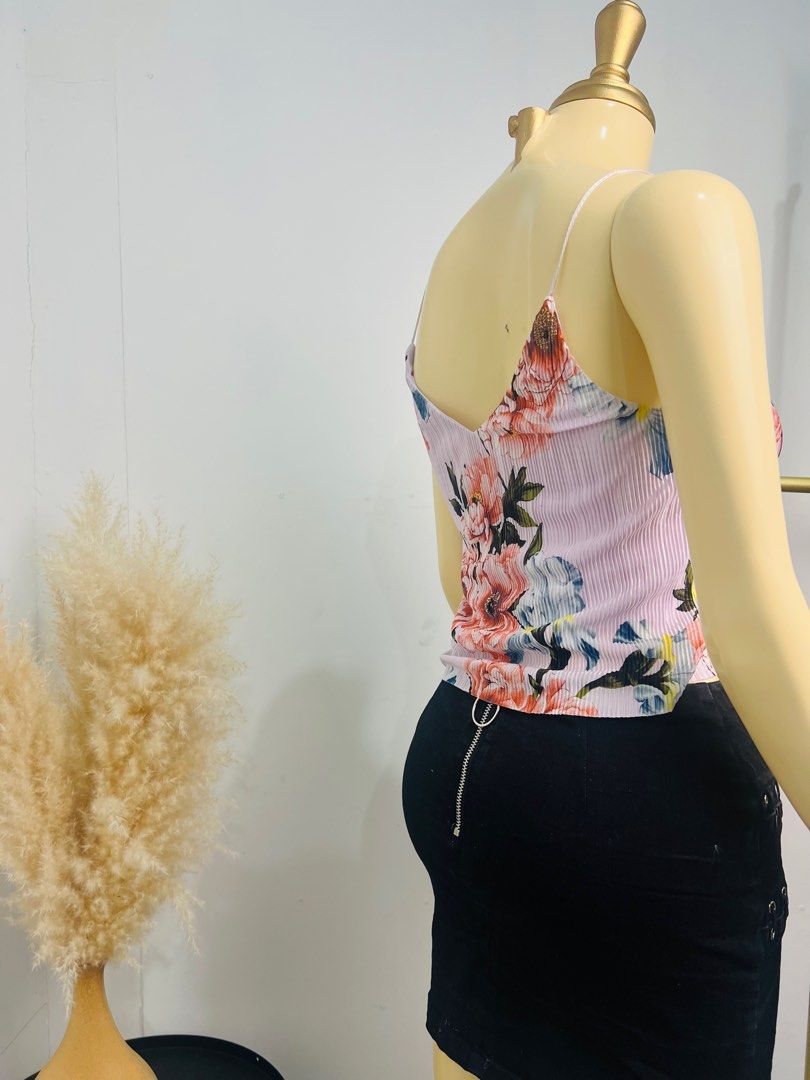 Sleeveless hanging, Women's Fashion, Tops, Sleeveless on Carousell