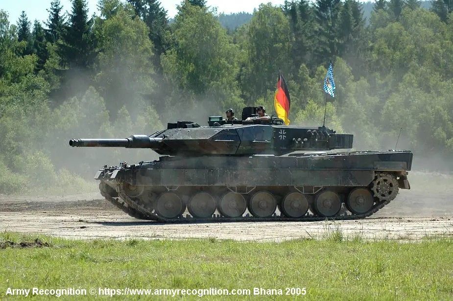 TANK MODELS:LEOPARD 2A5 MAIN BATTLE TANK(GERMAN), Hobbies & Toys, Toys & Games on Carousell