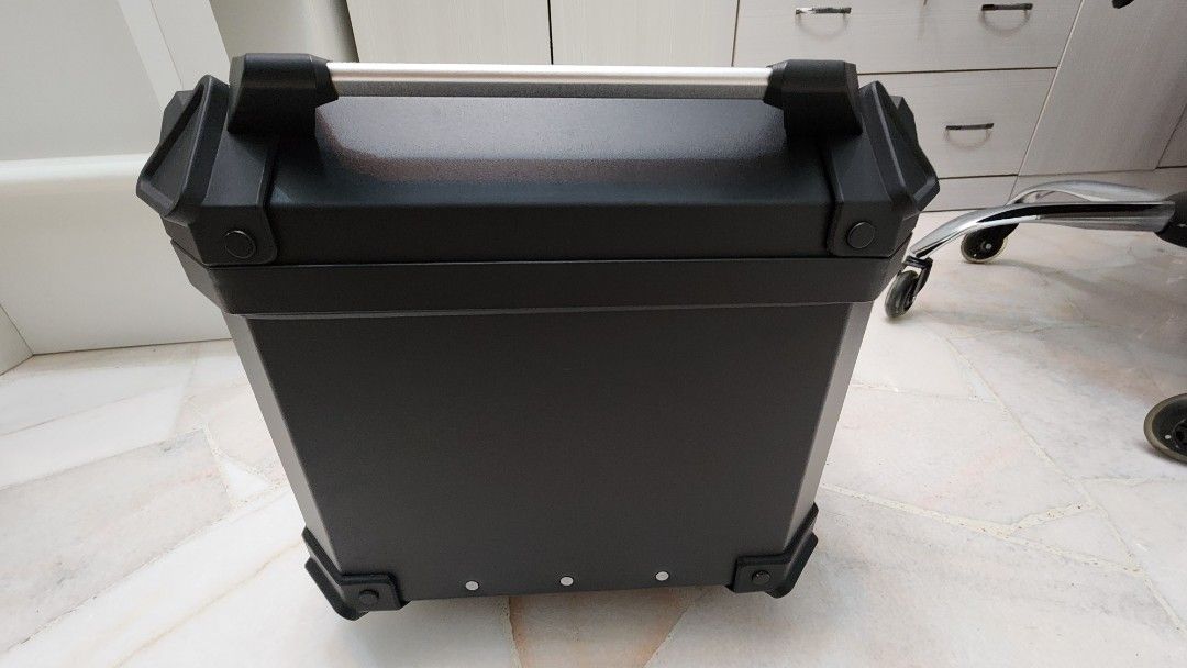Zedge 45L box with base plate and 2 keys.., Motorcycles, Motorcycle ...