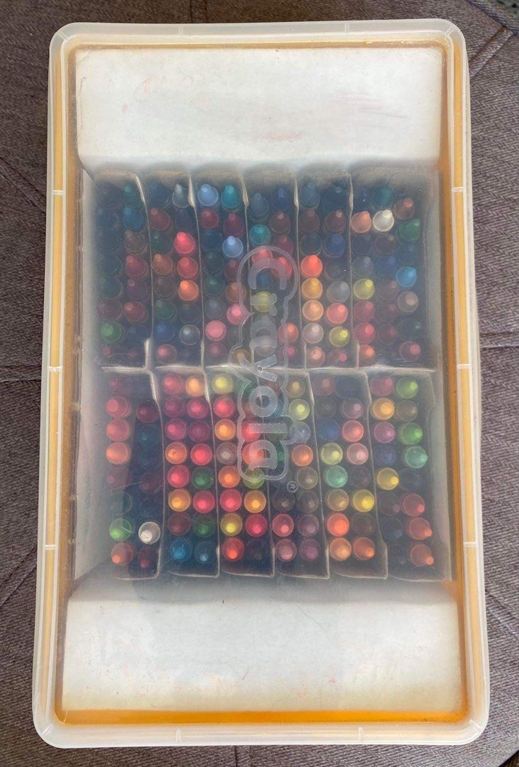 Crayola Ultimate Crayon Bucket 200 Crayons on Carousell