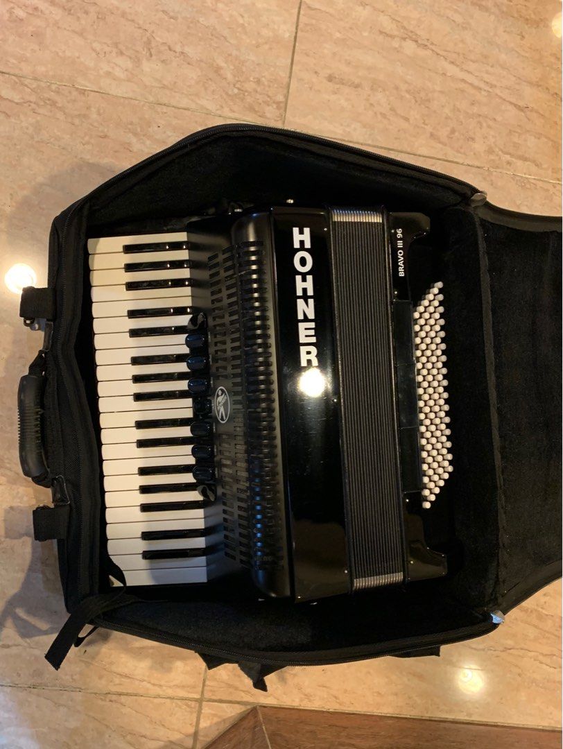 Hohner bravo iii 96 bass accordion #90%new with original carrying bag ...