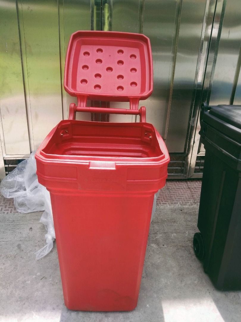 Trash bin roller king, Furniture & Home Living, Cleaning & Homecare ...