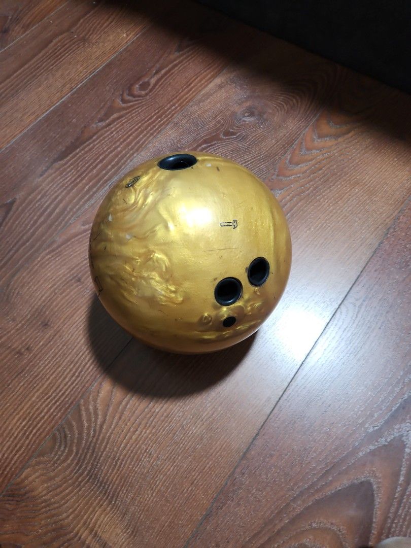 Hammer Black widow gold bowling ball, Sports Equipment, Sports & Games ...