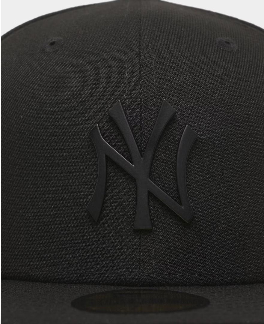 New Era New York Yankees 'Metal Badge' 59FIFTY Fitted Black/Black, Men's Fashion, Watches ...