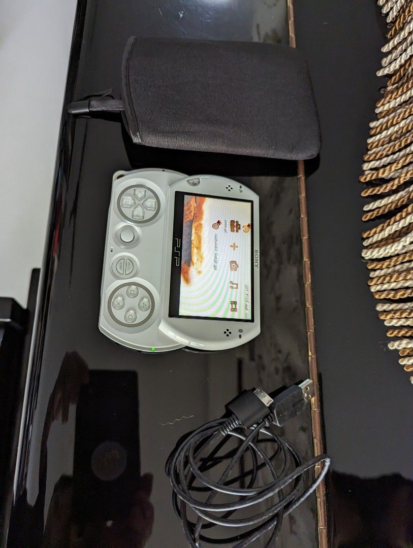 PSP go playstation go console white working and nice with charger ...