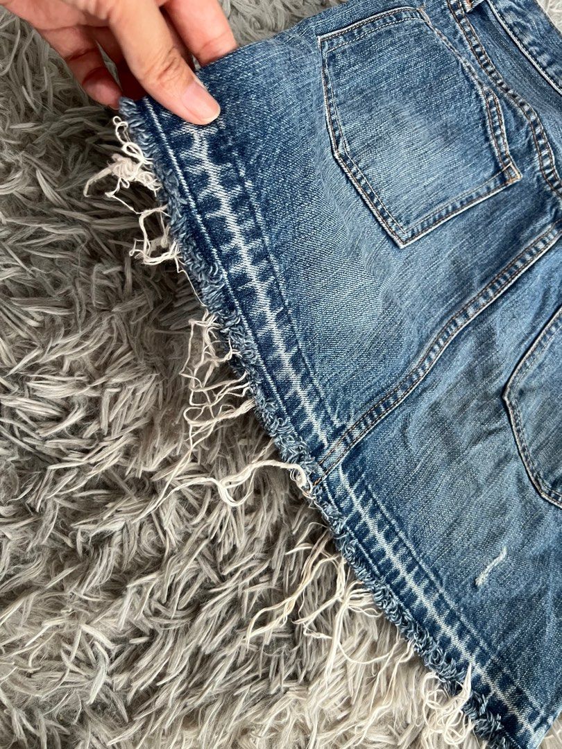 Rok Jeans UNIQLO, Fesyen Wanita, Pakaian Wanita, Bawahan di Carousell