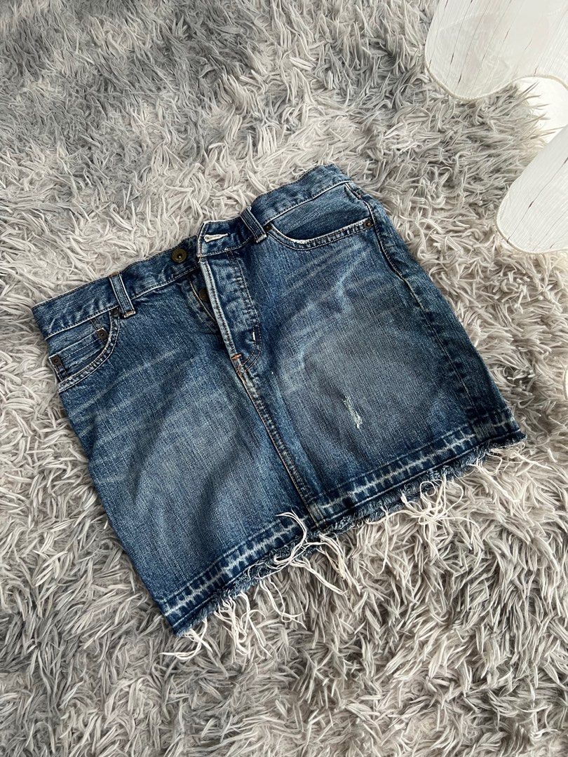 Rok Jeans UNIQLO, Fesyen Wanita, Pakaian Wanita, Bawahan di Carousell