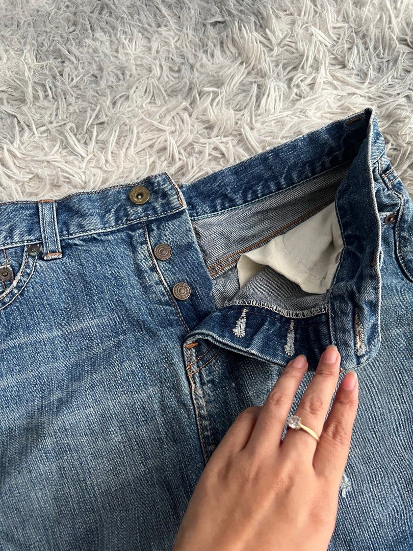 Rok Jeans UNIQLO, Fesyen Wanita, Pakaian Wanita, Bawahan di Carousell