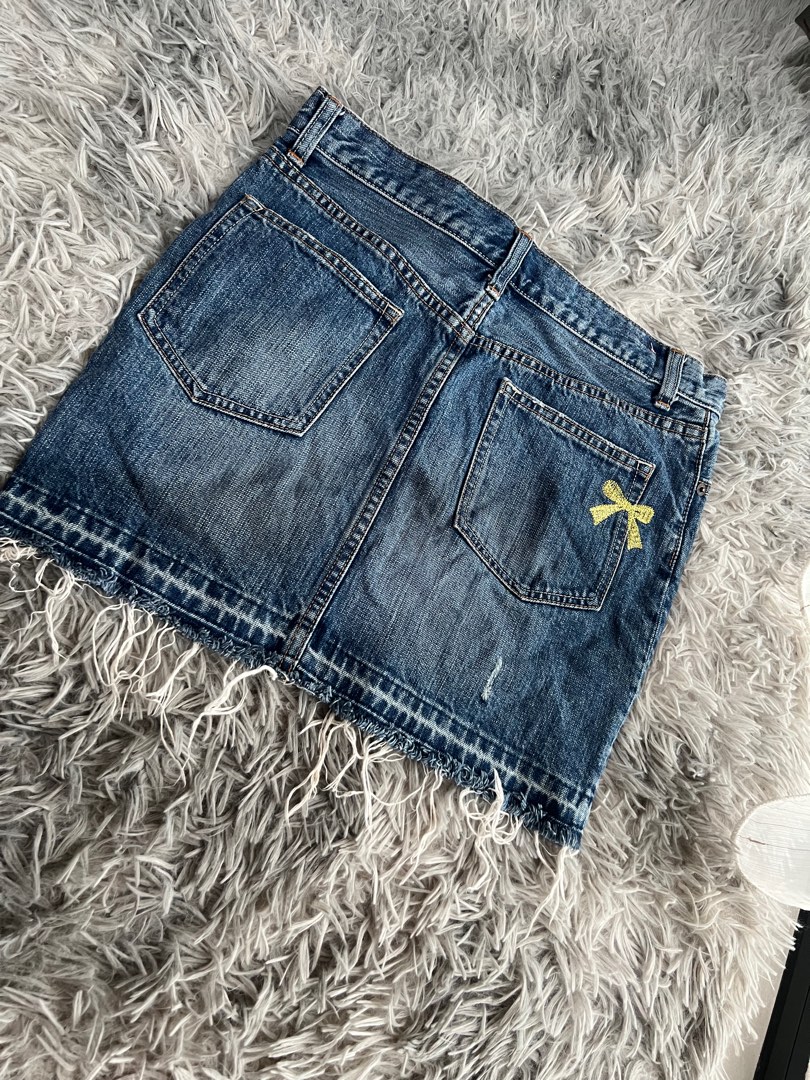 Rok Jeans UNIQLO, Fesyen Wanita, Pakaian Wanita, Bawahan di Carousell