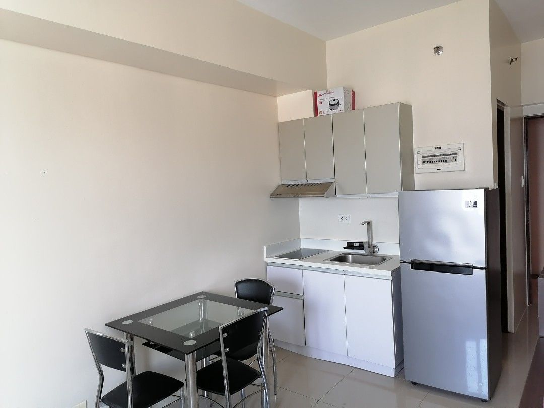 Male & female Condo sharing on Carousell