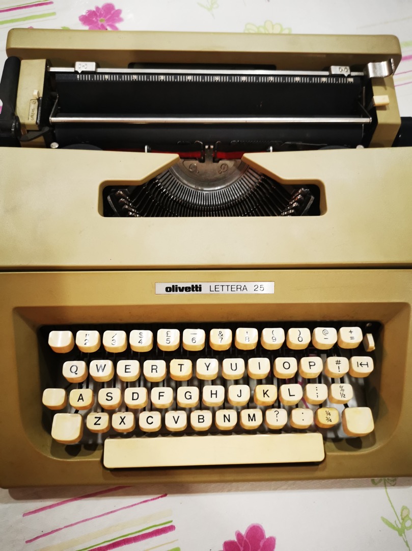Olivetti Lettera 25 Typewriter Vintage, Hobbies & Toys, Collectibles ...