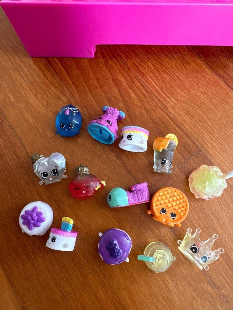 Shopkins storage and carry on case with >20 Shopkins, Hobbies & Toys ...