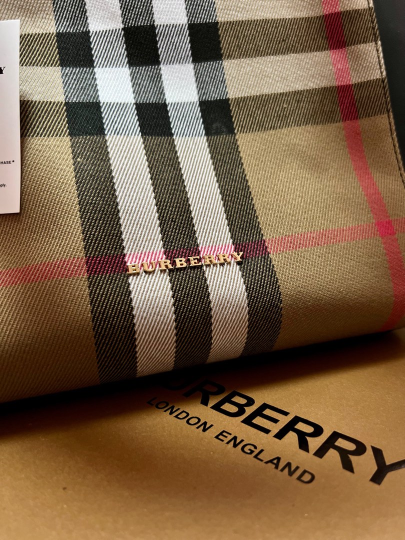 VIP GIFT ITEMS BAG, Women's Fashion, Bags & Wallets, Tote Bags on Carousell