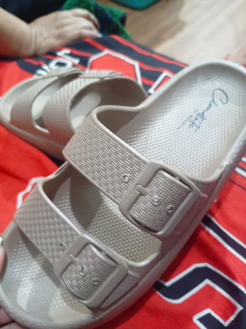 2 strap slippers ( Mendrez brand ) on Carousell