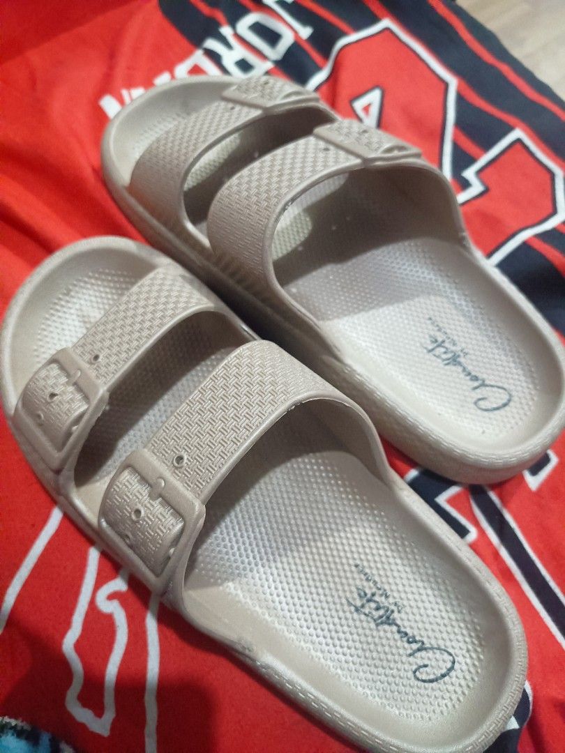 2 strap slippers ( Mendrez brand ) on Carousell