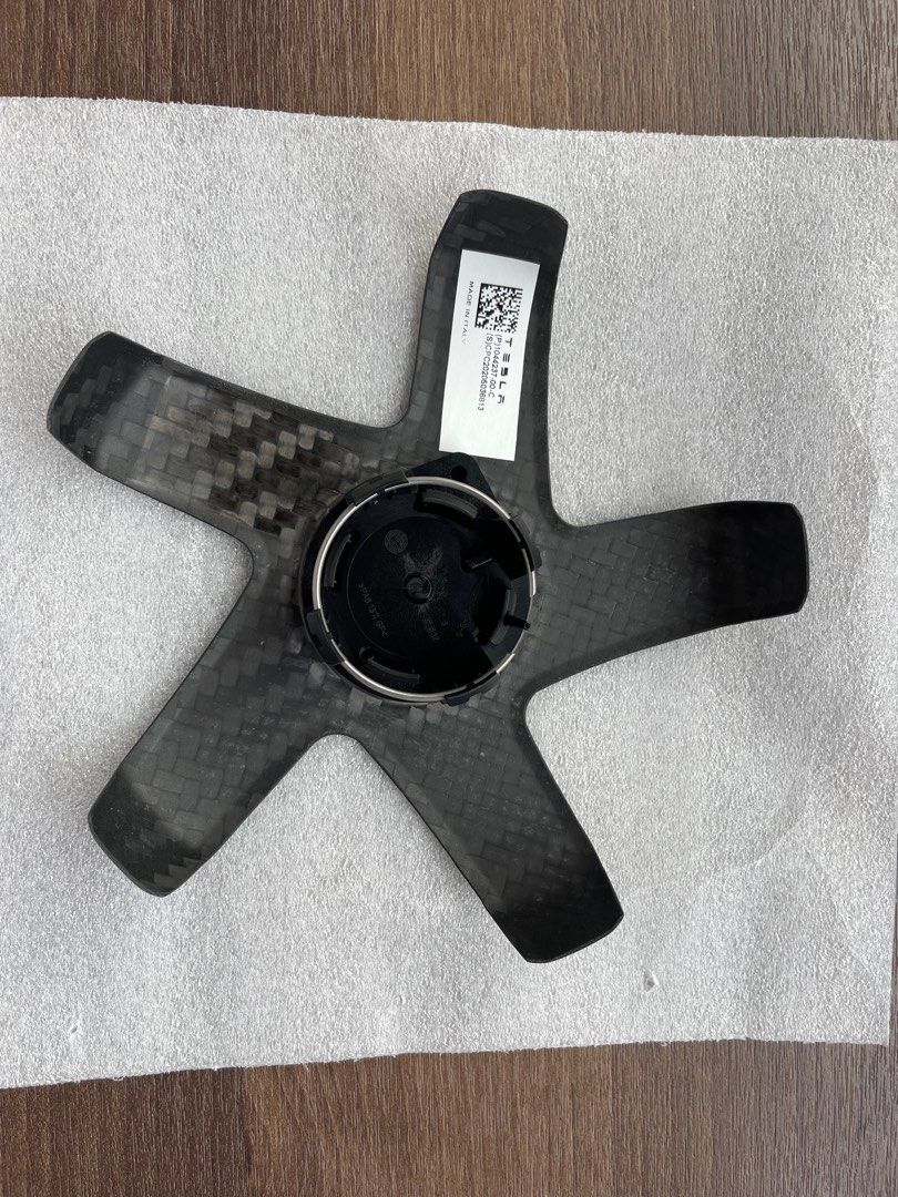 Genuine Tesla model 3 carbon fiber wheel cap set, 汽車配件, 車軚 - Carousell