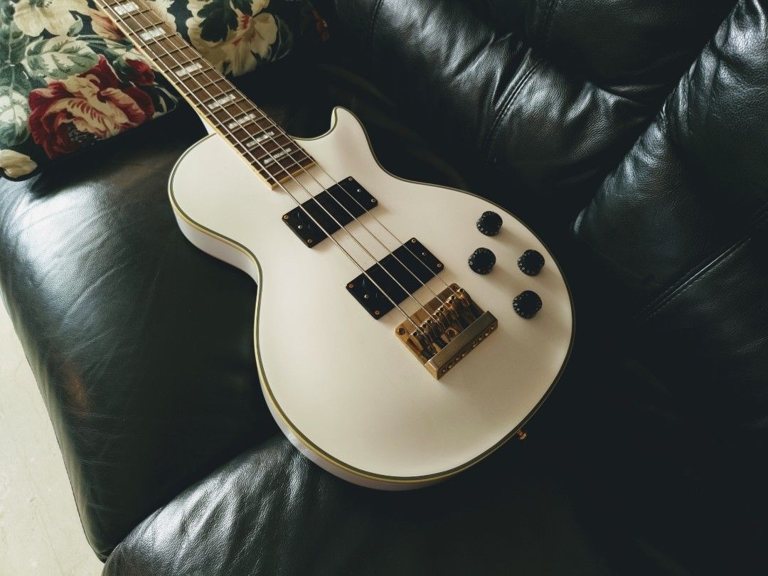 Grassroots Les Paul Bass MIK, Hobbies & Toys, Music & Media, Musical ...