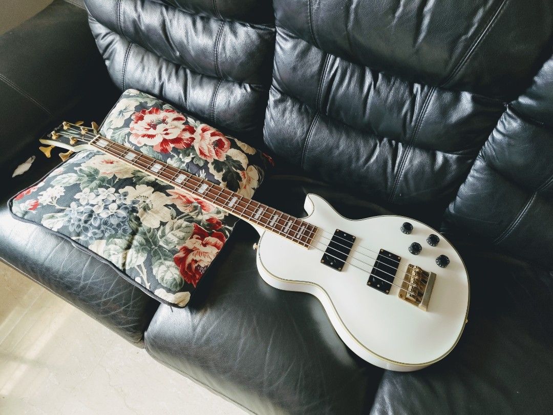 Grassroots Les Paul Bass MIK, Hobbies & Toys, Music & Media, Musical ...