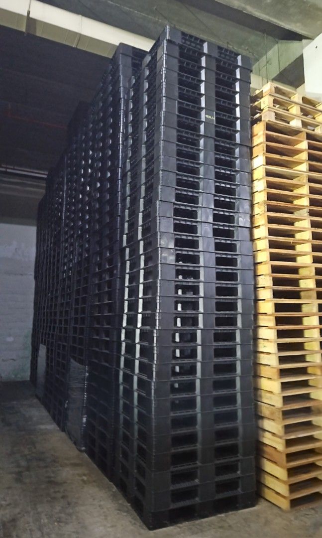 Used Plastic Pallet 1100 x 1100 x 150mm, Everything Else on Carousell